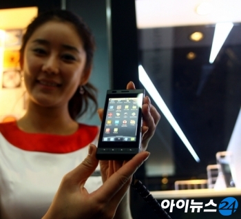 [포토]SKT-KT용 LG 옵티머스폰